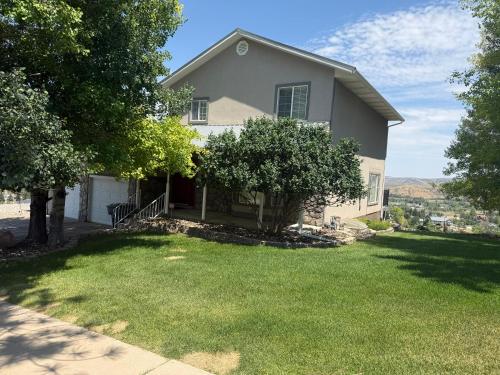 Spacious Retreat On A Quiet Street - Evanston, WY