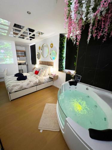 Romance Jacuzzi - Videoprojecteur - Terrasse 5min Gare - Guingamp