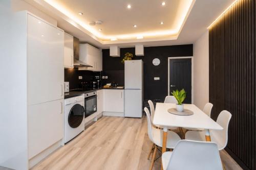 Family & Group House | 3 Baths | Sleeps 12 - Banbury
