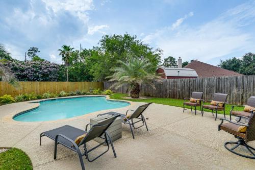 Near Splashtown & The Woodlands! Poolside Retreat - The Woodlands