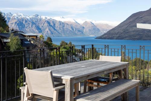 Sunshine Bay Stay, Lake Views & Cosy Fireplace - Queenstown