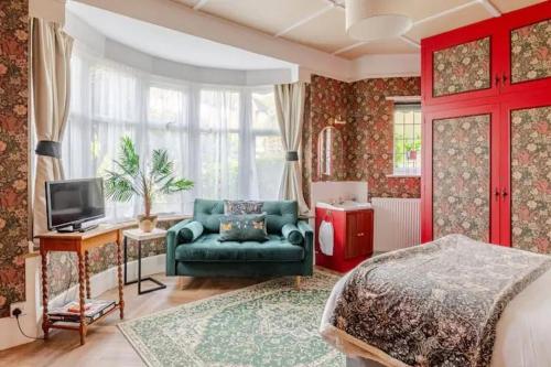 William Morris, Spacious Ground Floor Lux Double Bedroom - Bexhill