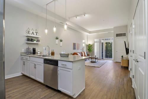 Downtown Elmhurst Luxury Apartments Near Metra & O'hare With Pool, Gym, Parking & Theater - Aéroport O'Hare de Chicago (ORD)