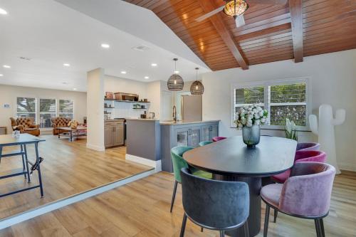 Palms & Serenity Retreat Near Beach - Delray Beach, FL