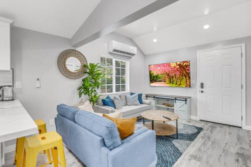 Cozy Blue Cottage - Walk To Old Town & City Of Hope - West Covina, CA