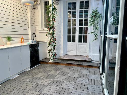 Duplex Garden Villa With Private Courtyard Jing'an Villa Near Metro Downtown Shanghai - Shanghai