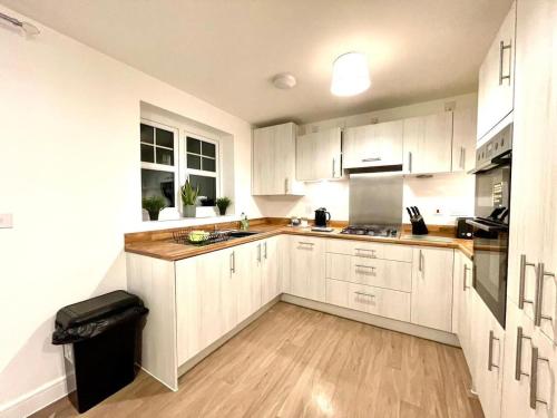 Churchill House 3 Bedroom Sleeps 6 Free Parking - Herefordshire