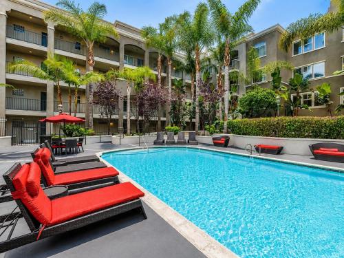Private Room & Private Bath In Shared Apartment With Pool - Hot Tub - Gym - Sauna - Culver City, CA