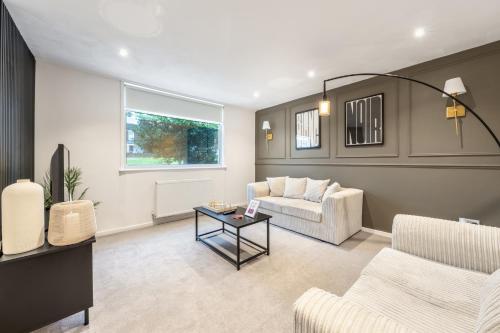 3 Bedroom House, Free Parking, Sleeps Up To 5, Private Garden, Elevate Living Estates Short Lets & S - ノーザンプトン