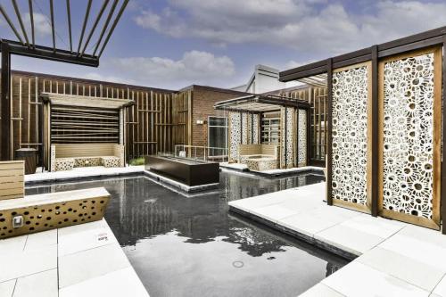 Stylish 2br Retreat Gym Parkng And Scenic Rooftop - Alexandria, VA