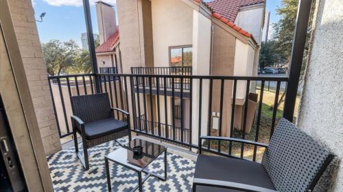 Skyline Loft With 2 Balconies 5 Min To Love Field - Dallas, TX