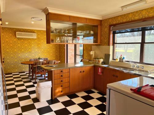 Retro On Ascot - Bowral