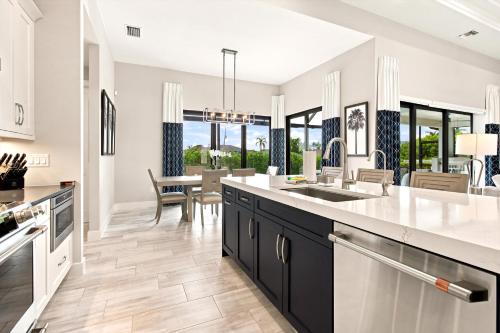 Gorgeous 3 Bedroom Marco Island Home With Private Pool And Outdoor Kitchen - Marco Island, FL