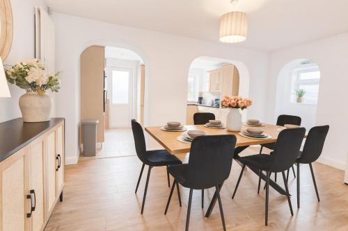 Kempston Home Sleeps 7-9 Long Stays Parking - Bedford
