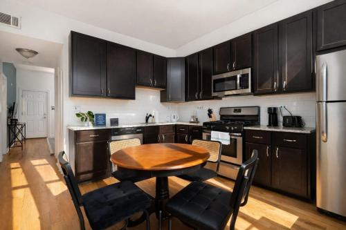 Flexhome Ukrainian Village 2br - Private Balcony & Walkable Location - Chicago, IL