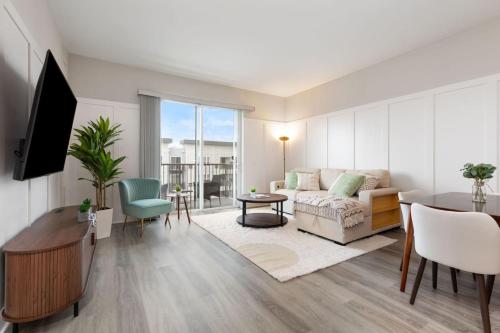 Warrenville Resort Style Apartments Near Downtown With Pool, Free Parking, Gym, Sauna & More - Naperville, IL