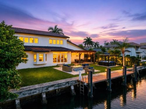 Waterfront Villa With Pool And Dock - Coral Gables, FL