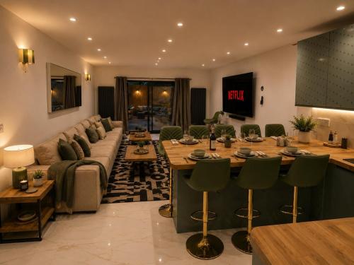 Central Luxury 7 Bedroom House 14-beds 4-bathrooms - Hot Tub - Parking - Garden - Cardiff