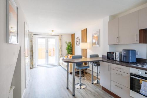 Mathew Suite I Chic 2br Townhouse I Sleeps 7 I Barry Island Beach I Parking I Barry Train Station I - Barry