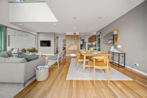 Alex Headland Haven - 3 Level Modern Retreat - Sunshine Coast