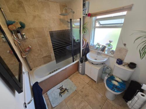 Bee Kind Available With Shared Bathroom - Glastonbury