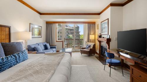 347 Lodge At Spruce Peak Ski In Ski In Ski Out King Studio By Stowe Mountain Rentals - Stowe, VT