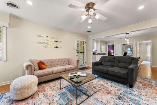 Modern Memphis Retreat - Sleeps 7 - Fireplace - Memphis, TN