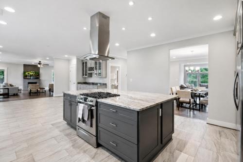 The Ultimate Luxury Home With Jacuzzi & Garage - Falls Church, VA