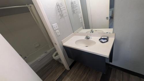Queen Bed Hotel Room 225 - Amarillo, TX