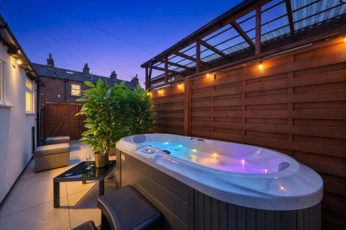 Mayfield 98 Stylish Townhouse With Hot Tub - Harrogate
