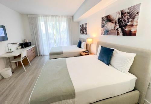Chic Studio Steps From The Beach Shuttle - Hallandale Beach, FL