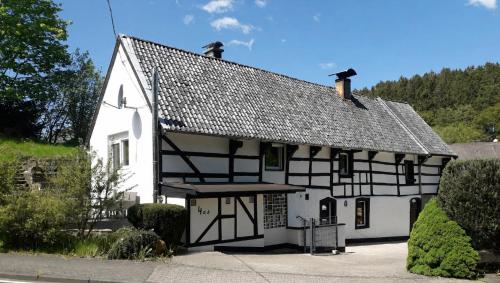 Modern Vs Rustikal - Maisonette Wohnung Mit Terrasse - Stolberg