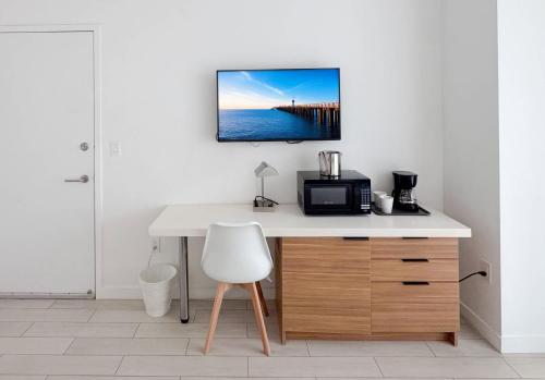 30th Fl Beachwalk Studio Bay Balcony - Hallandale Beach, FL