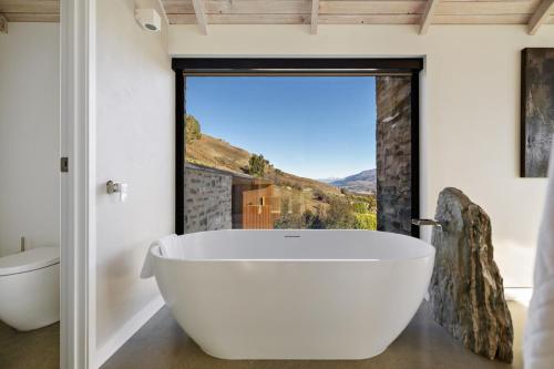 Noa By The Lake By Majordomo - Lake View, Spa Pool, Outdoor Fireplace - Queenstown