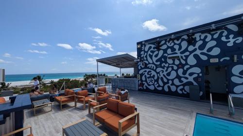 Versace Mansion View Suite At The Strand - South Beach, FL