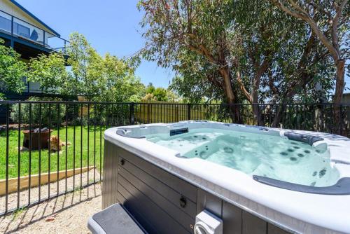 Ocean & Country Views, Spa, Pets Welcome, Fireplace - Your Ocean Oasis 10 Minutes To Phillip Island - Kilcunda