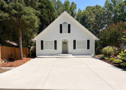 Lake Lanier Escape Near Atlanta Dock & Kayaks 2 Kitchens, 2 Laundry Arcade Pool Table And More! - Margaritaville Lake Lanier, Buford
