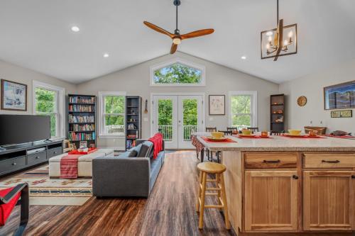 All Decked Up - Wifi, View, River Access, Fire Pit, 3 Bedrooms, Games, Family Friendly - Long Pond, Little Orleans