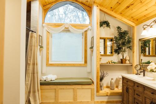 Villa Serena Tuscan Theme Home With A Hidden Lounge, Fire Pit, Lawn Games, Creek - Dahlonega, GA