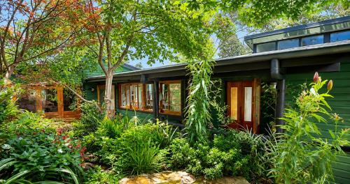 The Black Cockatoo - Secret Garden Treetops Home - Katoomba