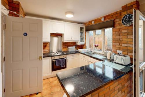 Quiet 2 Bed Backing Onto Woodland With Parking - Birmingham