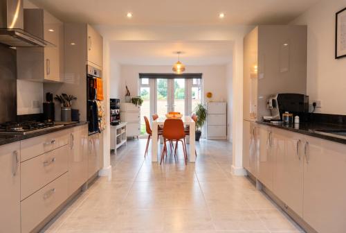 Spacious 4-bed Eynsham Home, Garden & Parking - Oxford