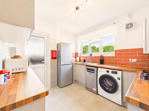 New Modern & Comfortable Home In Luton By Signature Stays - Free Private Parking - Luton