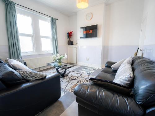 Spacious 5 Bedroom With 3 Bathroom Home With Parking By Rockman Residences - Bristol