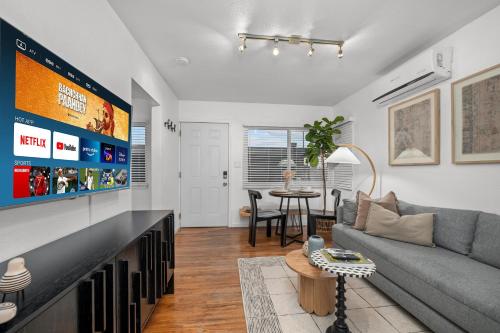 Modern Eclectic 1br In Central Sd With Free Parking, Kitchen And Ac! - San Diego, CA