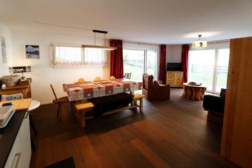 Perrine Garden - Cozy Central Apartment With Private Garden - Saas-Grund