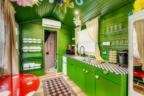 Stay Portland - Teal & Terrazzo Bright Portland Tiny Home - Providence Park