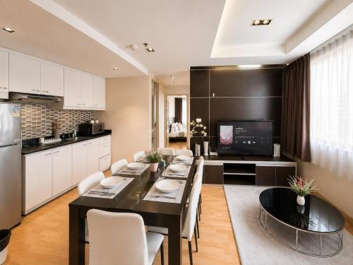 Large 6 Pax Bedroom With 3 Beds And Balcony Next To Nana Bts - Bangkok