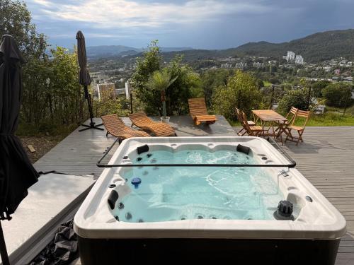 Home With 5 Bedrooms, Great View And Garden - Bergen, Norway
