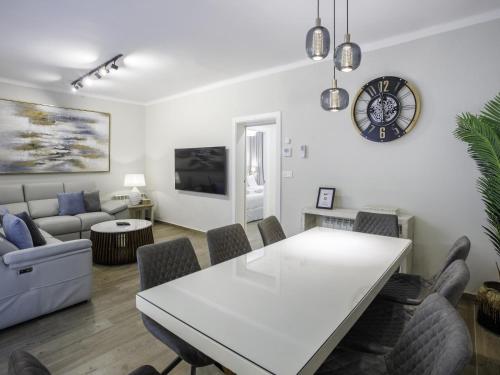 Sitges Centre Mediterranean House- 5 Bedroom, 4 Bathroom, Terrace Courtyard, Private Rooptop Pool - Sitges